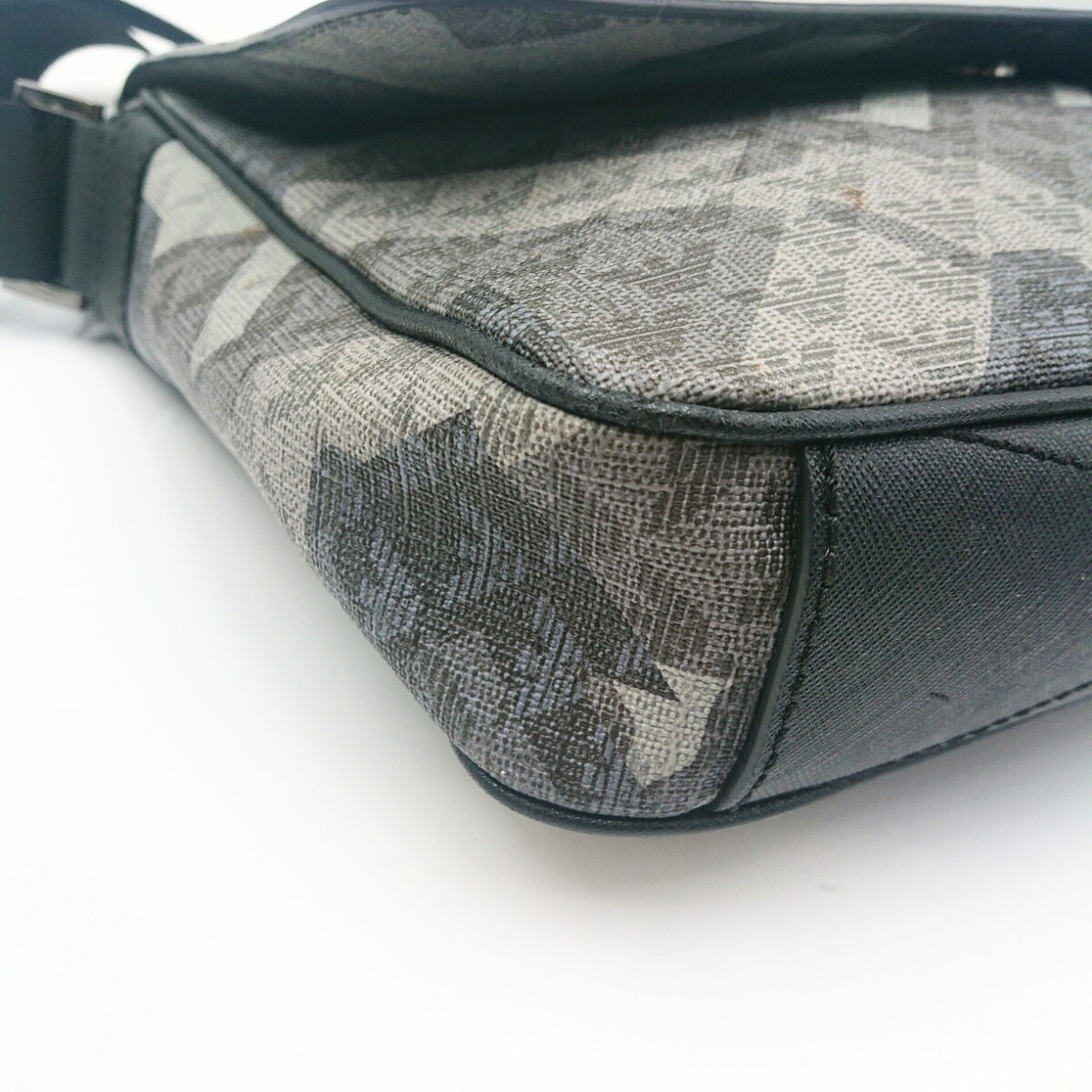 Yahoo!オークション - 美品 A4収納 エンポリオアルマーニ メッセンジャ...