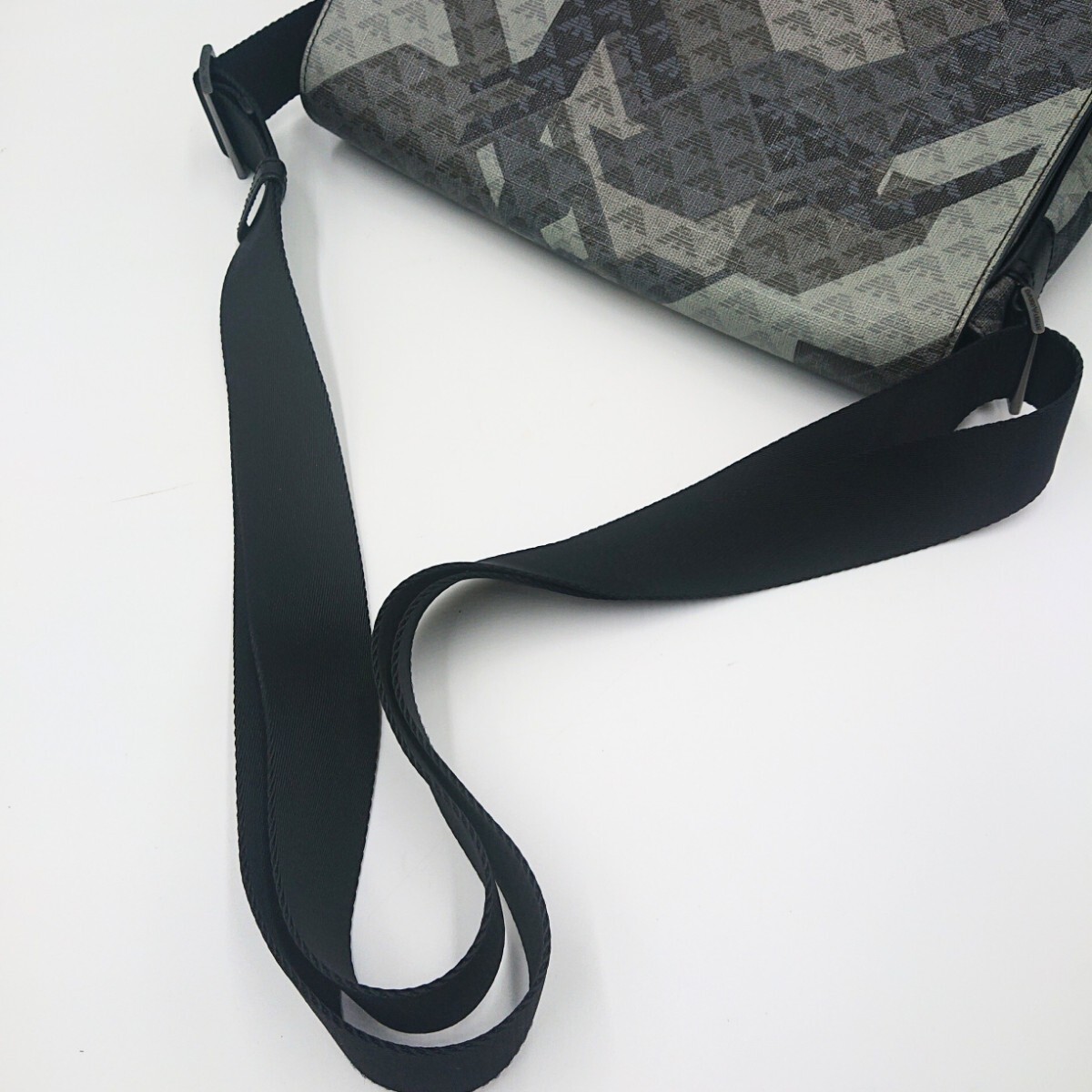 Yahoo!オークション - 美品 A4収納 エンポリオアルマーニ メッセンジャ...