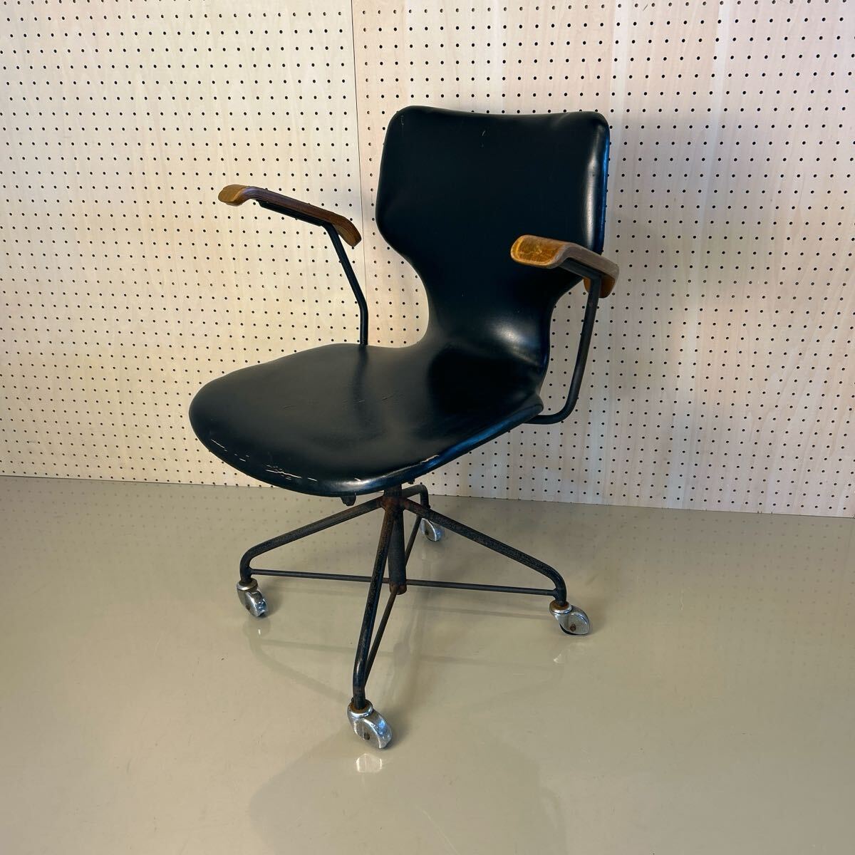 ヴィンテージ 天童木工 キャスター付 アームチェア / 剣持勇 鉄脚 回転椅子 ビンテージ家具 ミッドセンチュリー 柳宗理 レトロ モダン(天童木工)｜売買されたオークション情報、yahooの ...