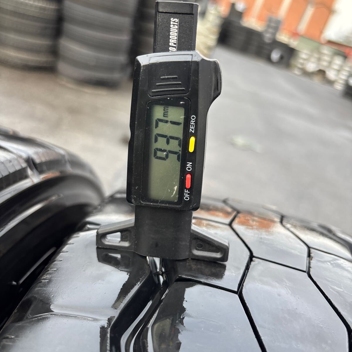 Yahoo!オークション - 245/70R19.5 DUNLOP SP638 2024年製 ミックスタ...