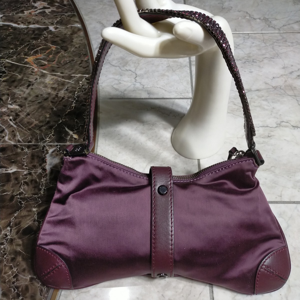 極美品 BOSS ヒューゴボス シルクサテン×レザー xスワロフスキー 極美品 BOSS ヒューゴボス シルクサテン×レザー xスワロフスキー