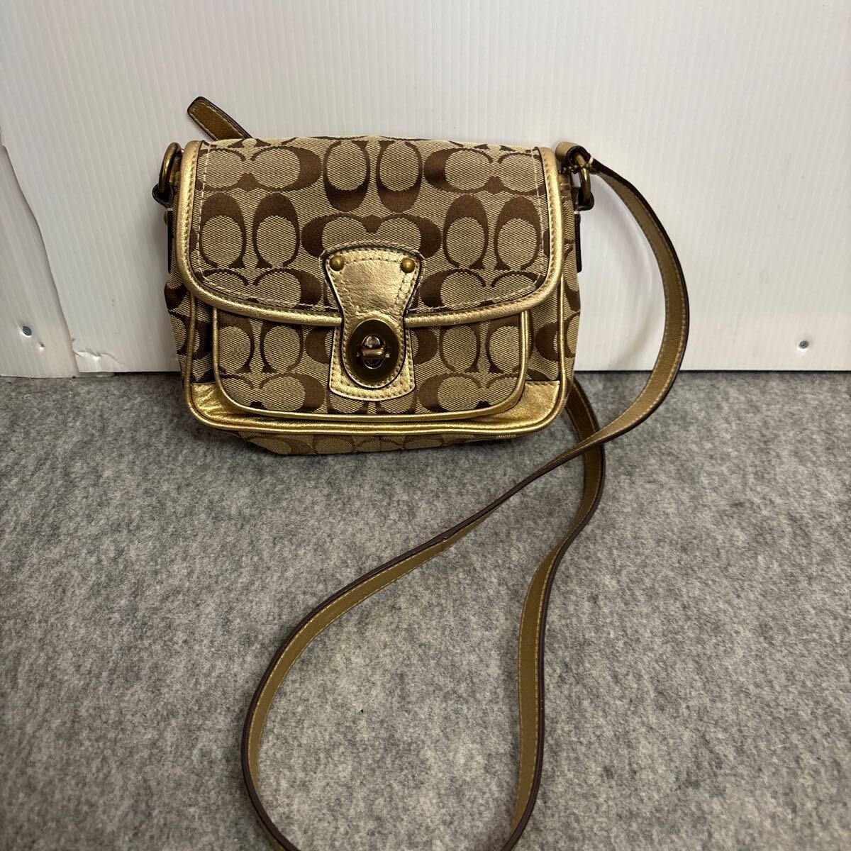 Yahoo!オークション - T828 COACH コーチ シグネチャー ショルダーバッ...