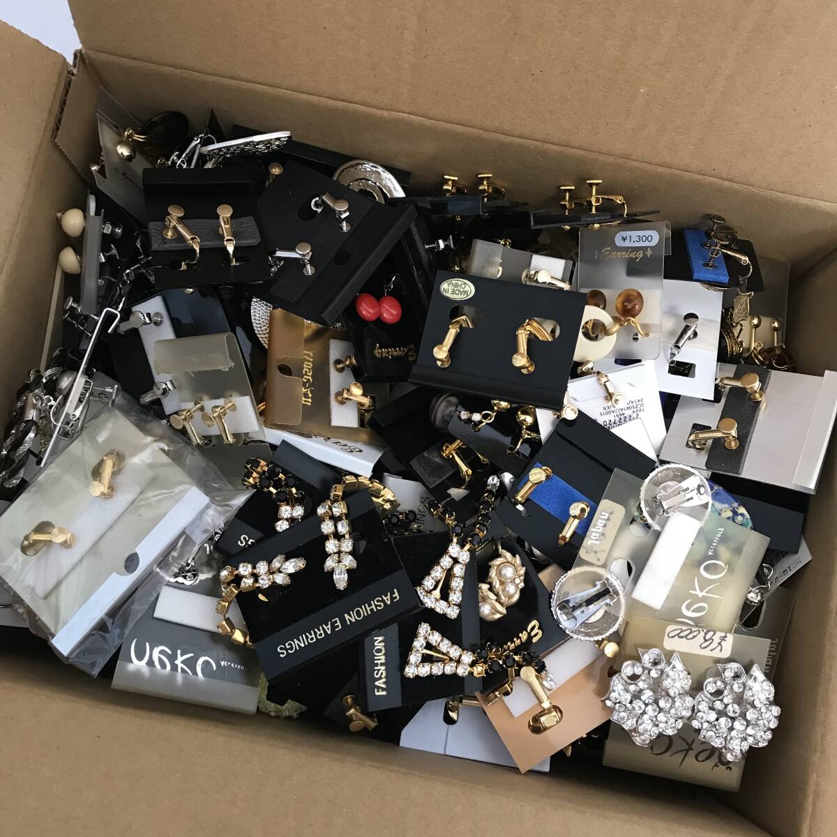 Yahoo!オークション - タグ付き 150個 1.7kg (1747g) イヤリング 143個...