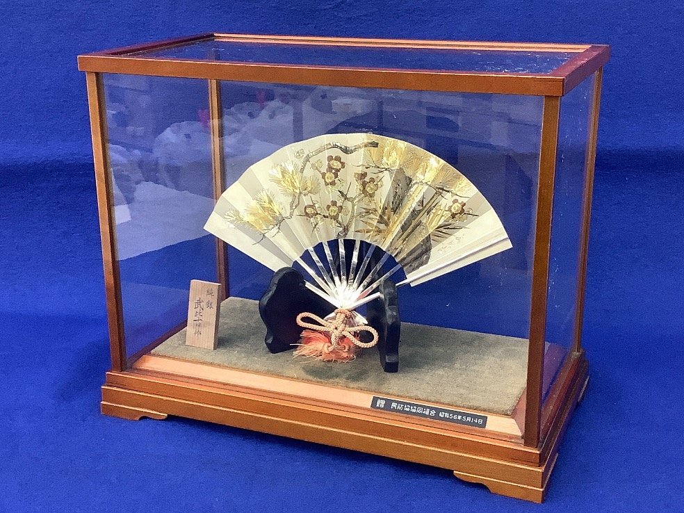 武比古作 松竹梅彫純銀扇/彫金細工/ガラスケース入 変形や房劣化あり/記念プレート付 重量約99g/ACB 品(置物)｜売買されたオークション情報、yahooの商品情報をアーカイブ公開 ...