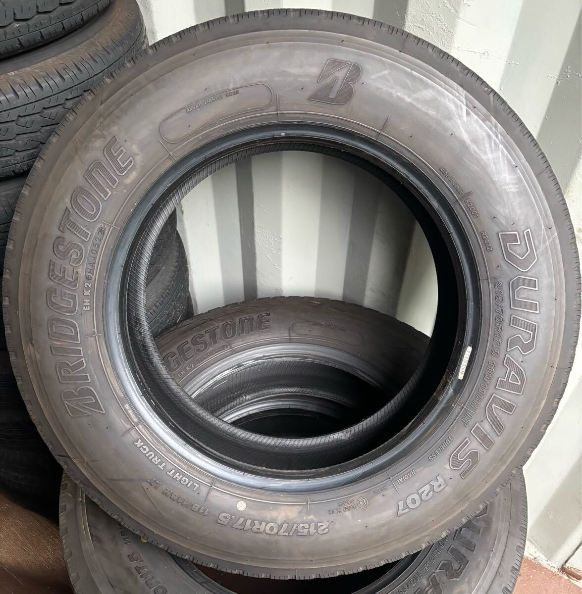 Yahoo!オークション - 215/70R17.5 ブリヂストン デュラビスR207 イボ...