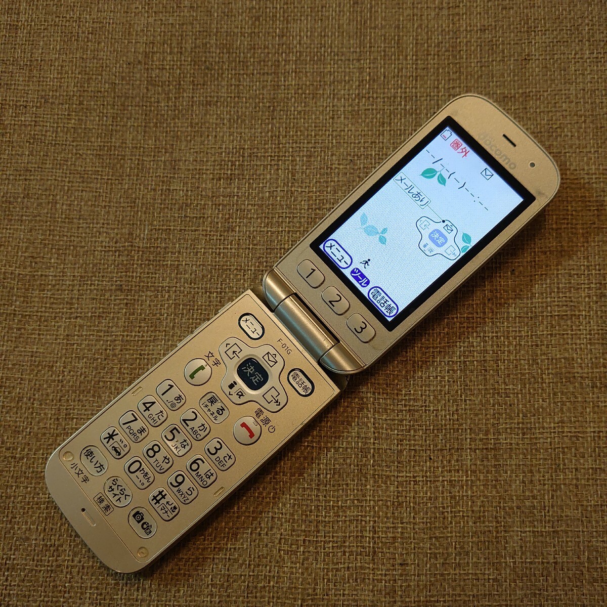 Yahoo!オークション - F-01G docomo ゴールド