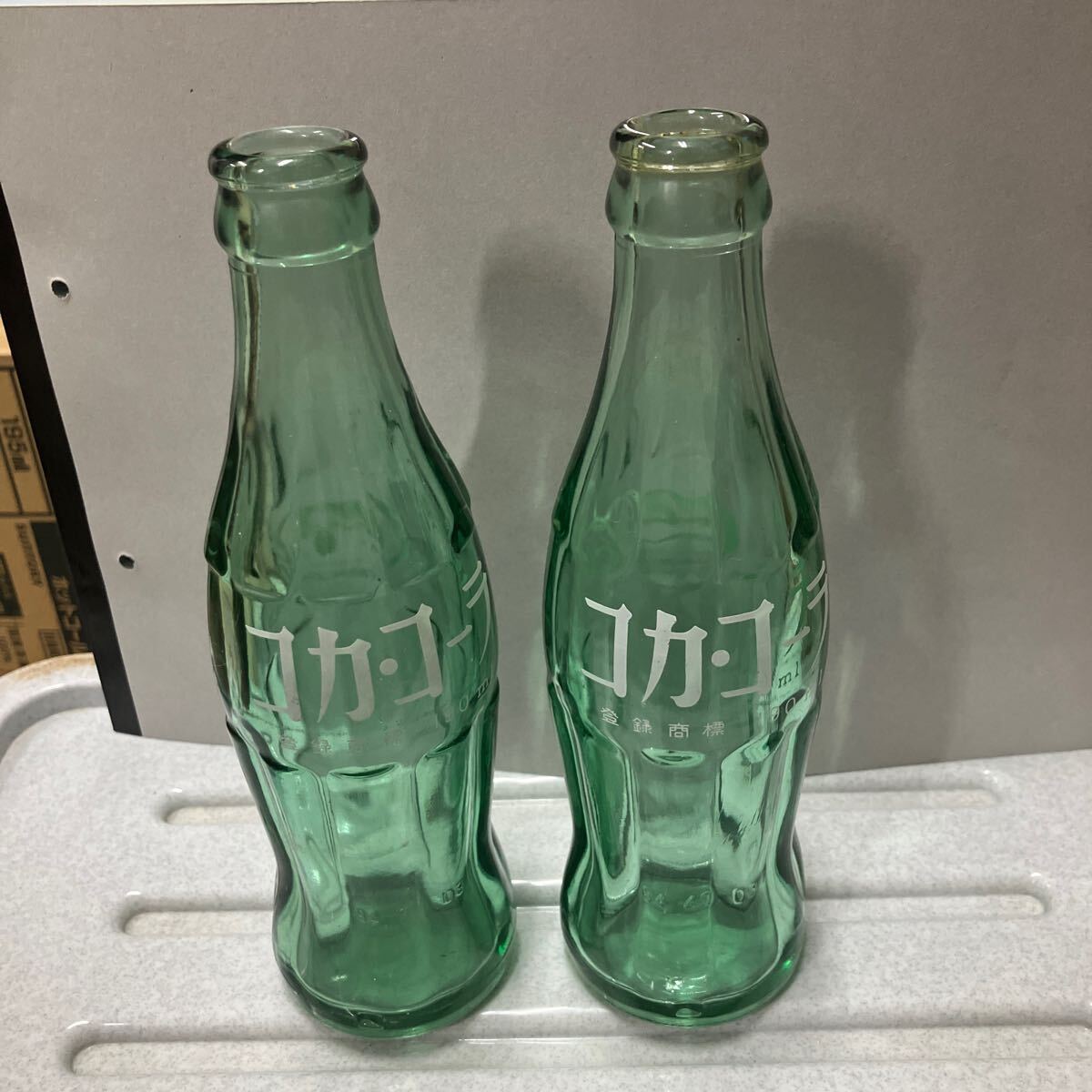 昭和レトロ コカコーラ 空き瓶 2点セット ビンテージ 190ml 現状品 ガラス瓶(その他)｜売買されたオークション情報、yahooの商品情報をアーカイブ公開 - オークファン（aucfan ...