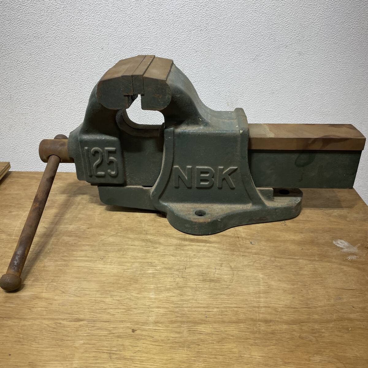 NBK 万力 口幅 125mm ナベヤ バイス 工作 DIY メーカー物 17.5kg XZ 3630(その他)｜売買されたオークション情報、yahooの商品情報をアーカイブ公開 ...