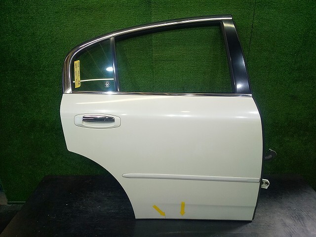 Yahoo!オークション - スカイライン UA-PV35 右リアドア QX1 77619