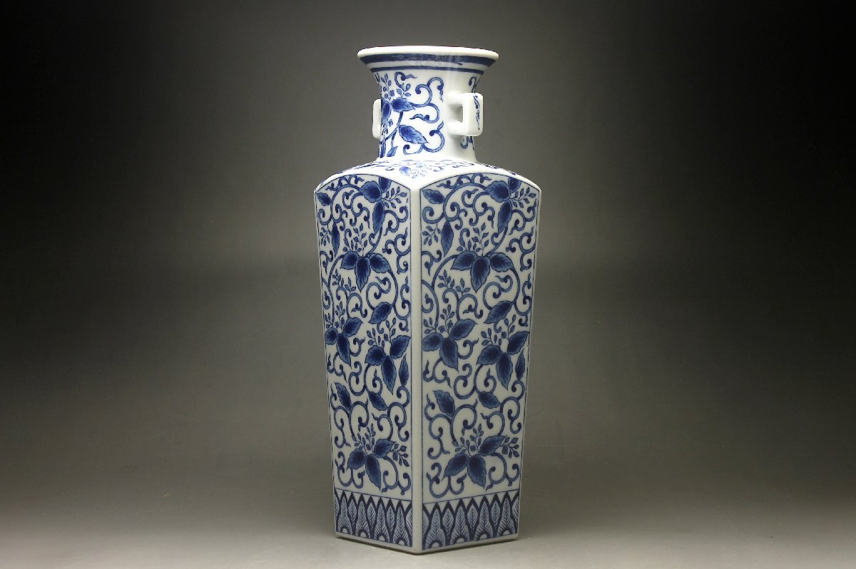 余韻】 有田焼 華山窯 染付唐草文 耳付花瓶☆華道具 共箱<同梱 余韻】 有田焼 華山窯 染付唐草文 耳付花瓶☆華道具 共箱<同梱