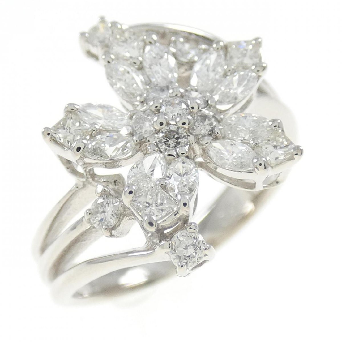 Yahoo!オークション - K18WG フラワー ダイヤモンド リング 0.91CT