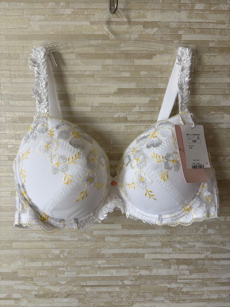 Yahoo!オークション - 「D95」トリンプ フロラーレ 多色刺繍 マグノリ...