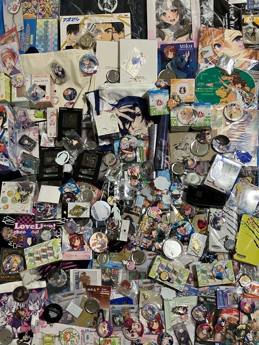 Yahoo!オークション - アニメグッズセット 缶バッジ キーホルダー 8.2k...