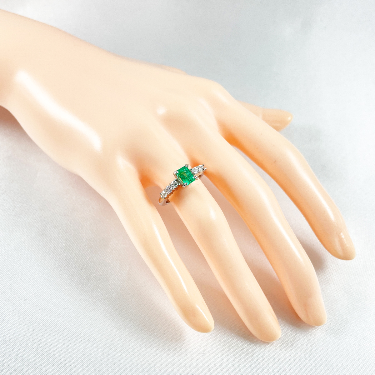 Yahoo!オークション - Pt900 天然エメラルド 0.59ct 天然ダイヤモンド ...