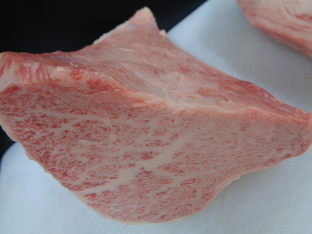 Yahoo!オークション - 姫神和牛A5牝 超特友三角（2分割） 1 84k...