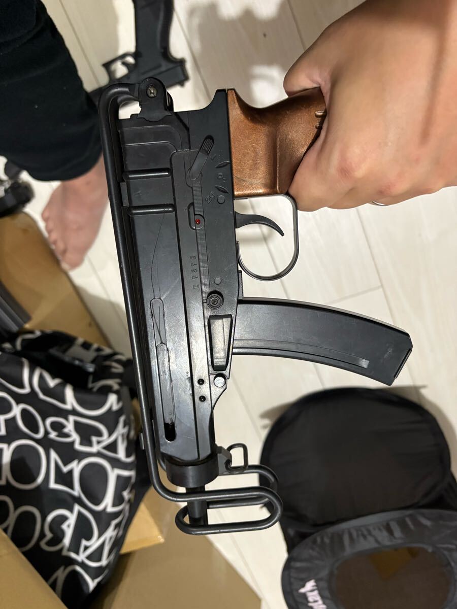 Yahoo!オークション - 東京マルイ Vz61 スコーピオン エアガン チャー...