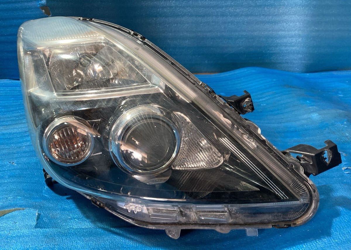 Yahoo!オークション - トヨタアイシス-ZGM10-2011-車の右ヘッドライト-...