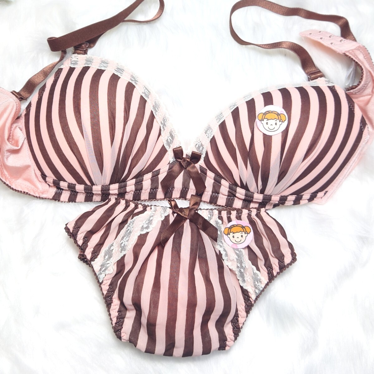 Yahoo!オークション - No.8 Ecup程度美巨乳女子/℃-uteなカジュアルロ...