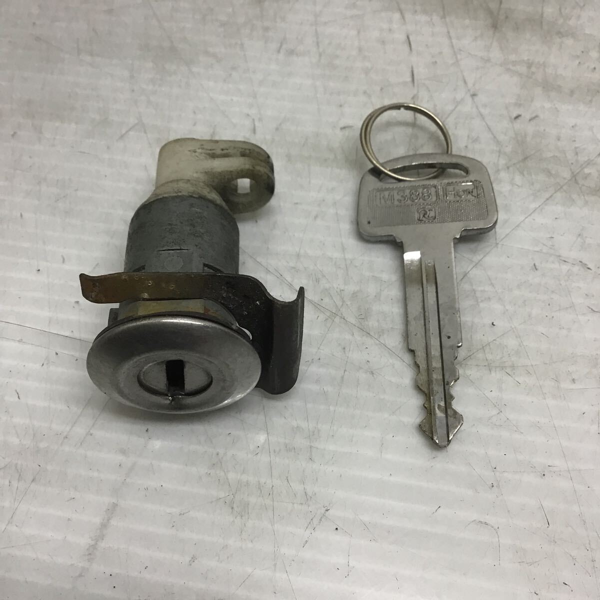 Yahoo!オークション - B48-4 ホンダ ライブディオ ZX AF35 シート ロッ...