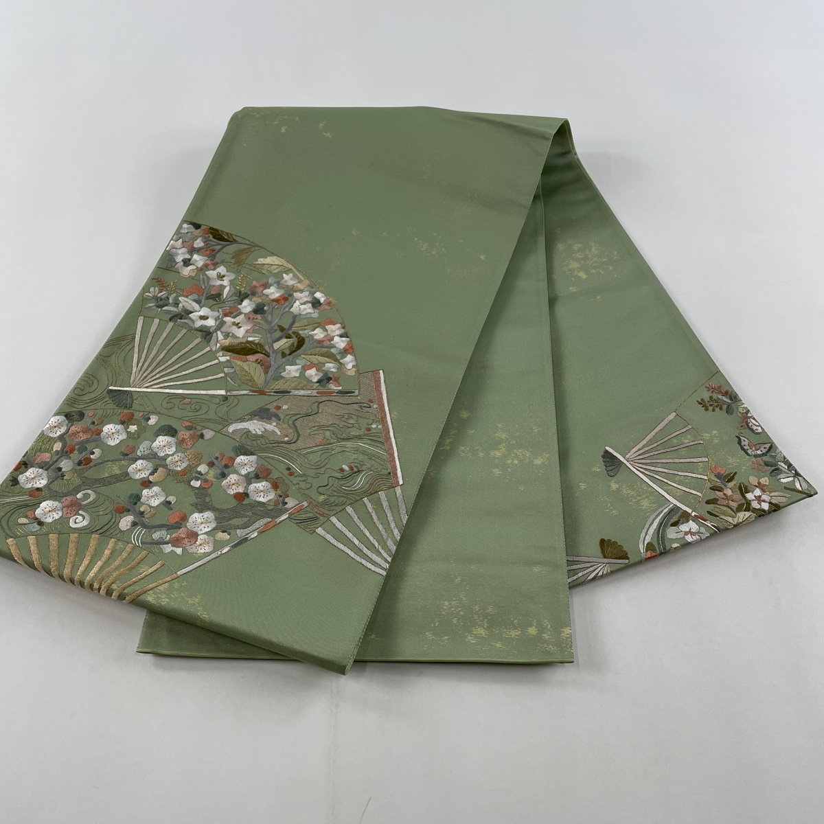 袋帯 名品 扇 梅 刺繍 金糸 よもぎ色 お太鼓柄 正絹 【中古 袋帯 名品 扇 梅 刺繍 金糸 よもぎ色 お太鼓柄 正絹 【中古