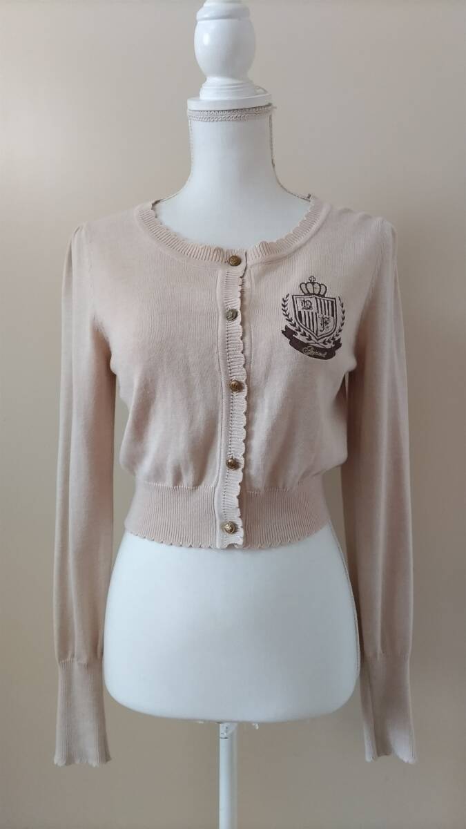 Yahoo!オークション - No.2658_アマベル_ベージュエンブレム刺繍カーデ...