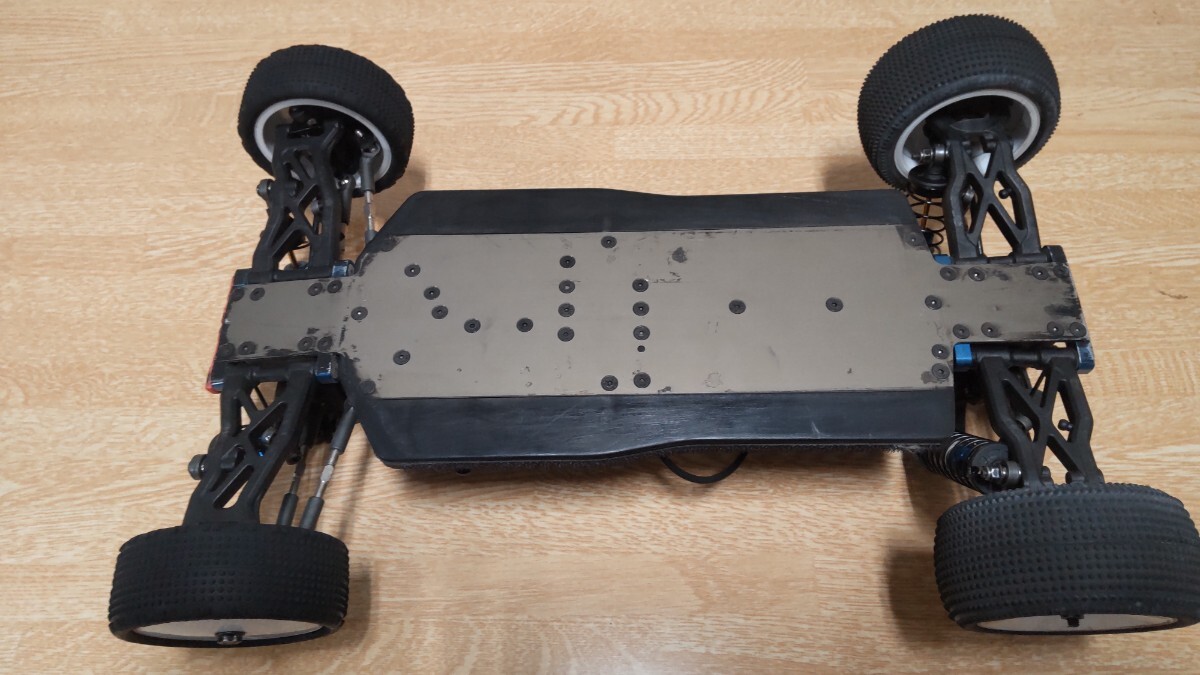 アソシエイテッドRC10B74.2 1/10 4WDバギーカー 中古品 キズ付き アソシエイテッドRC10B74.2 1/10 4WDバギーカー 中古品 キズ付き