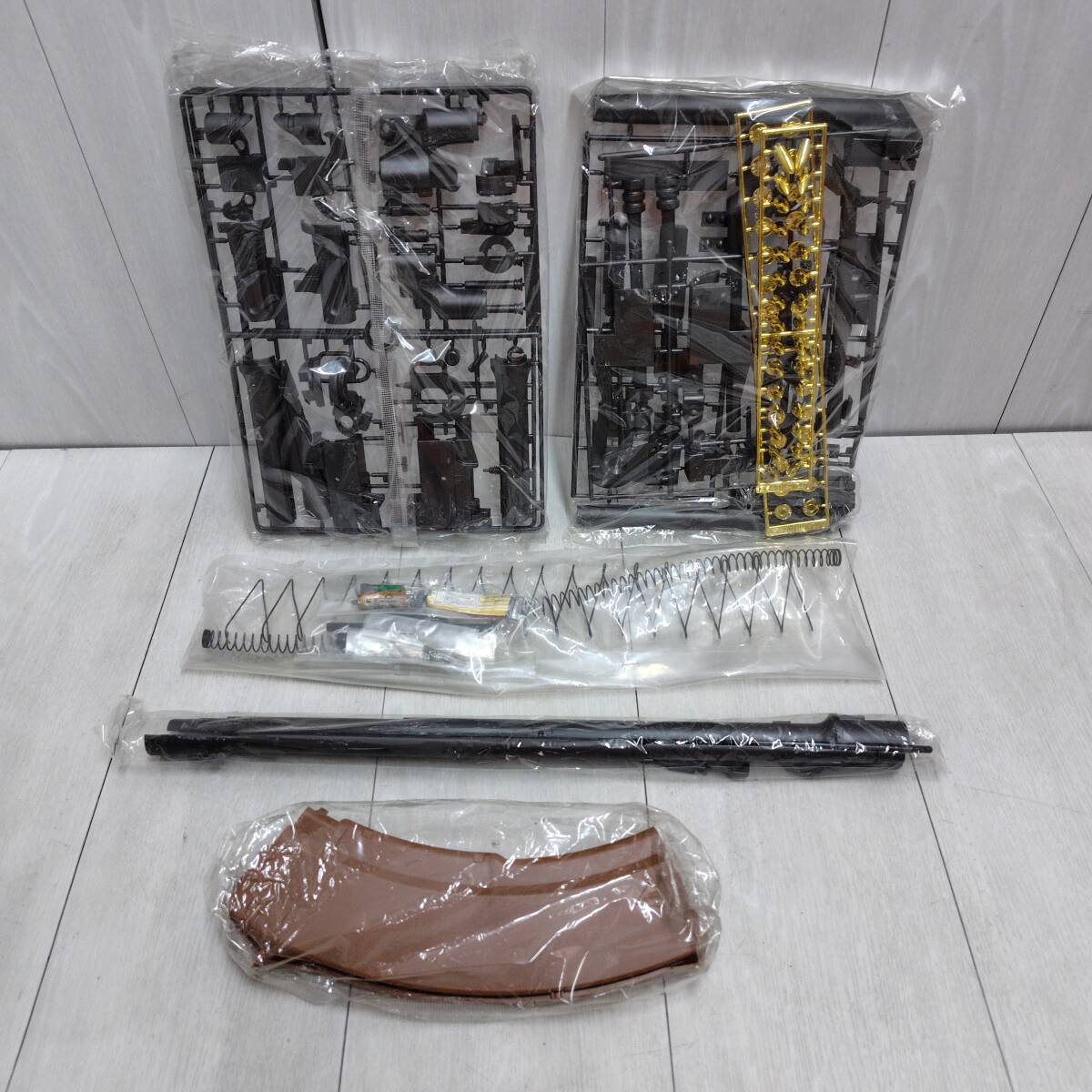 Yahoo!オークション - 未組立 LS AKM アサルト・ライフル 1 1スケール...