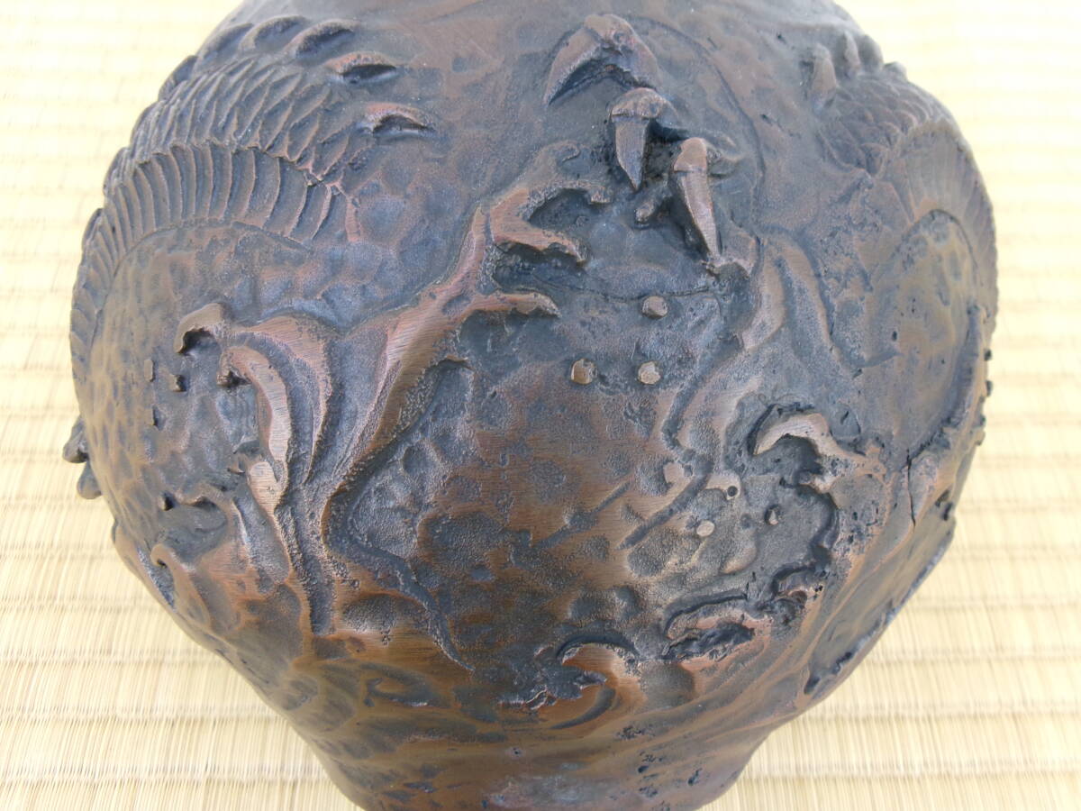 同梱不可】 金工師 米田秀保 銅製 盛上雲龍図 花瓶 高さ24cm 重 同梱不可】 金工師 米田秀保 銅製 盛上雲龍図 花瓶 高さ24cm 重