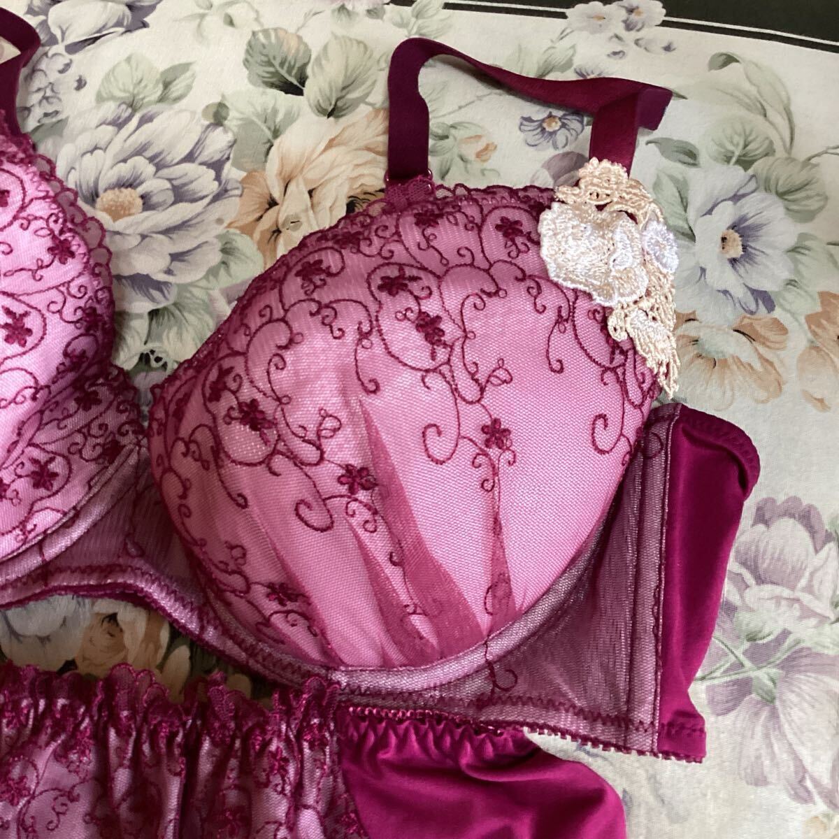 Yahoo!オークション - ワインレッド花柄刺繍ワイヤー入り ブラジャーシ...