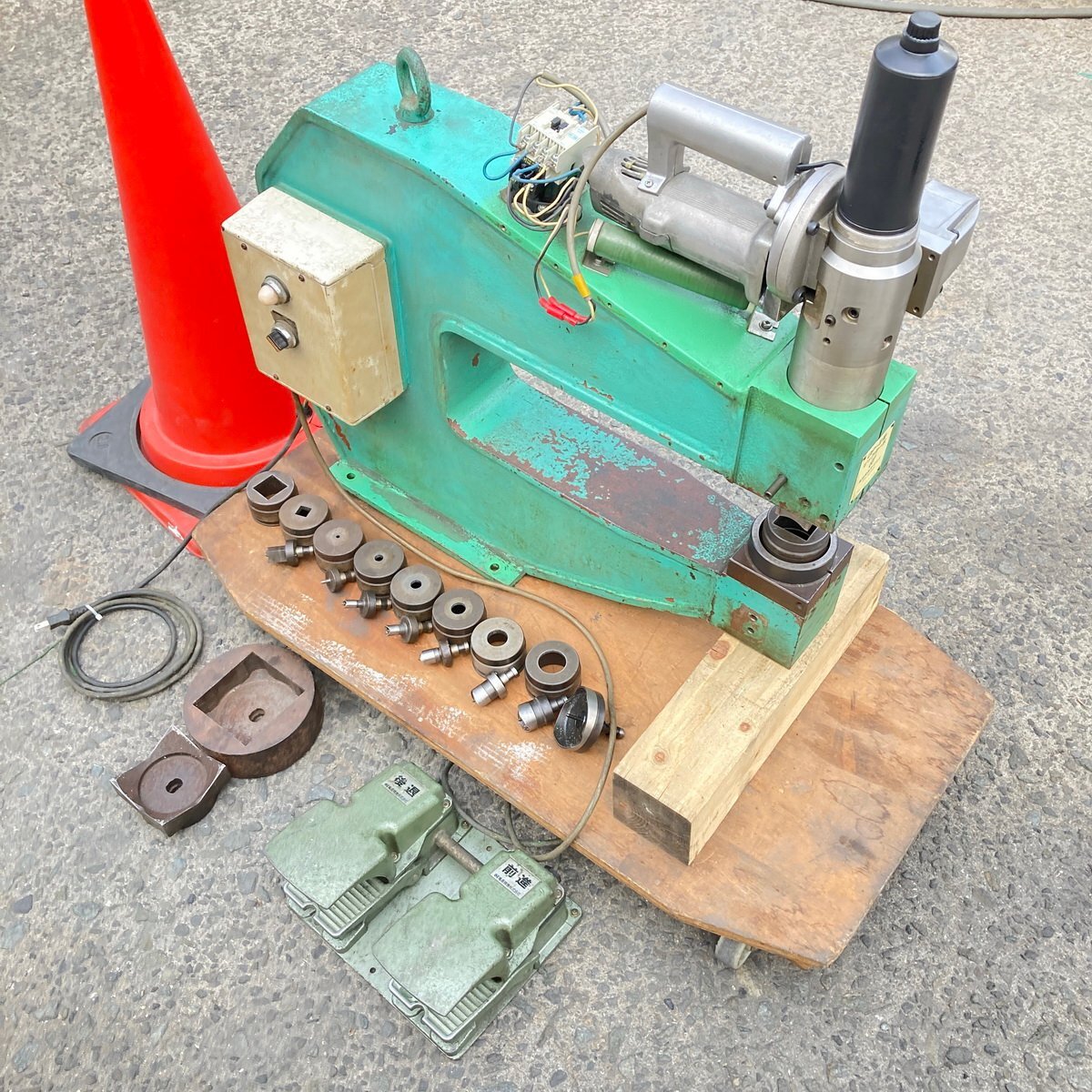 Yahoo!オークション - 春清h323 亀倉 電動油圧パンチャー 「GP-2型 ビ...