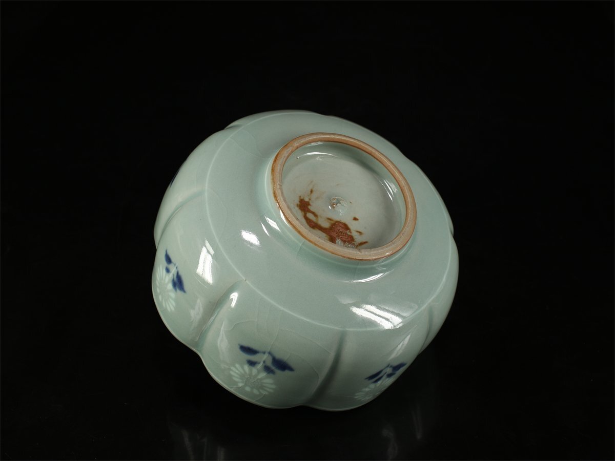 吉】CK230 【二代 真葛香山】 宮川香山 高麗青磁輪花菊花図菓子 吉】CK230 【二代 真葛香山】 宮川香山 高麗青磁輪花菊花図菓子