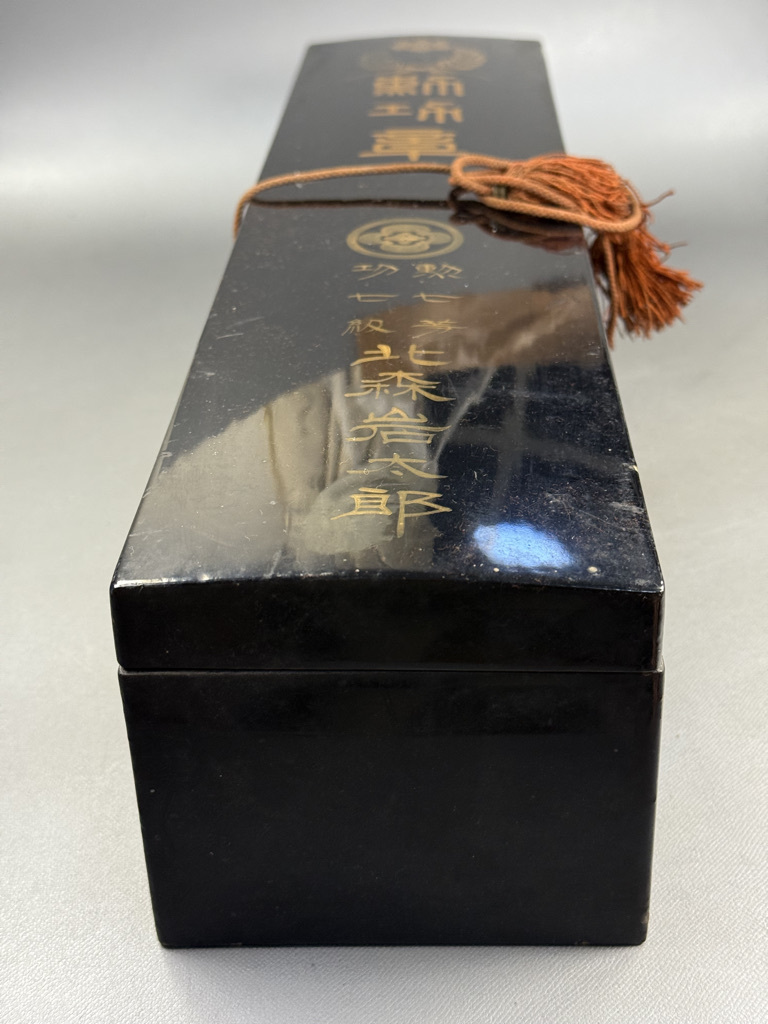 偲】旧日本軍 陸軍 證書 勲章 徽章 軍隊手帳 木箱一式 r-277 偲】旧日本軍 陸軍 證書 勲章 徽章 軍隊手帳 木箱一式 r-277