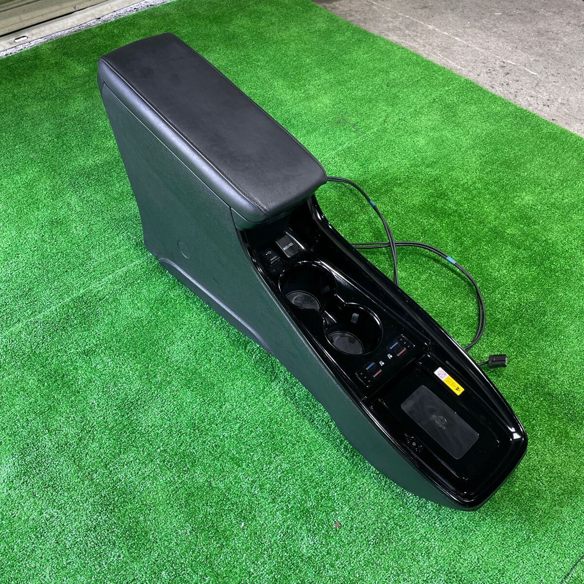 Yahoo!オークション - プリウス50 ZVW51 後期 コンソールボックス シー...