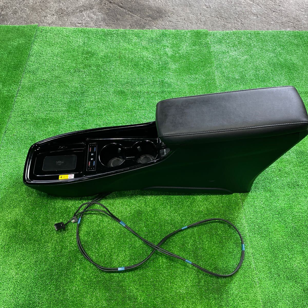 Yahoo!オークション - プリウス50 ZVW51 後期 コンソールボックス シー...