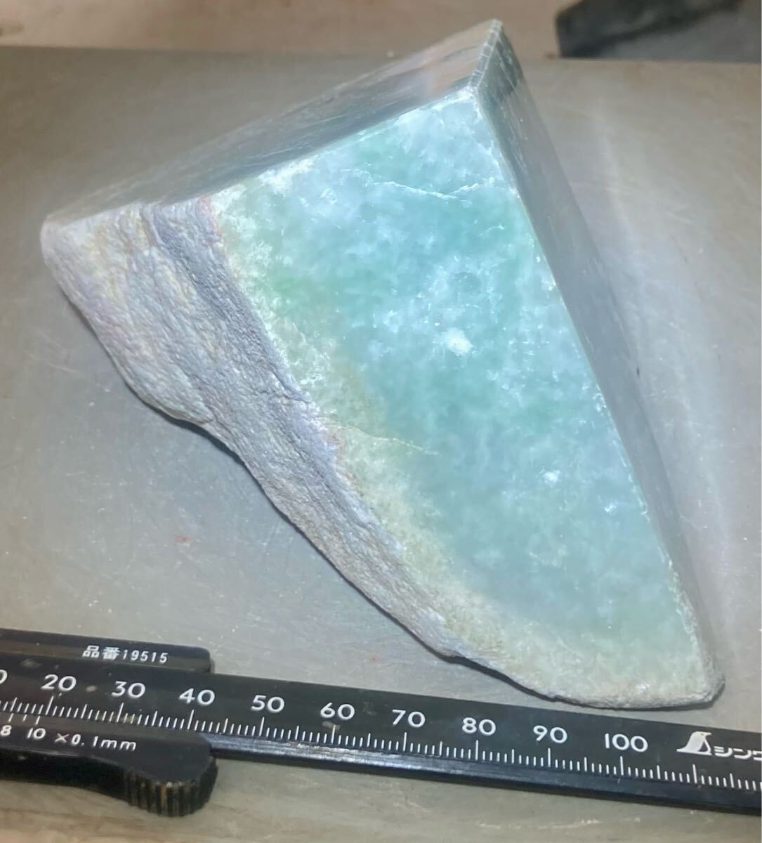 ミャンマー産巨石天然本翡翠原石1203g3面カット磨き済み ミャンマー産巨石天然本翡翠原石1203g3面カット磨き済み