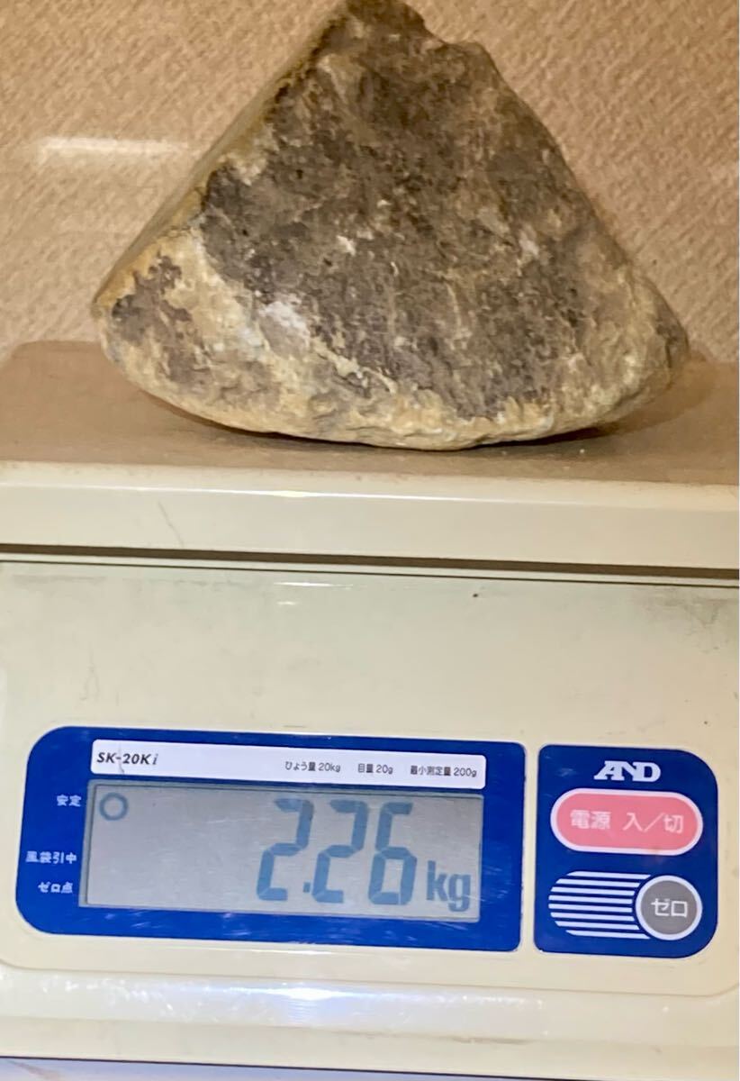 ミャンマー産超巨石天然本翡翠原石2.26kg1面カット磨き無し ミャンマー産超巨石天然本翡翠原石2.26kg1面カット磨き無し