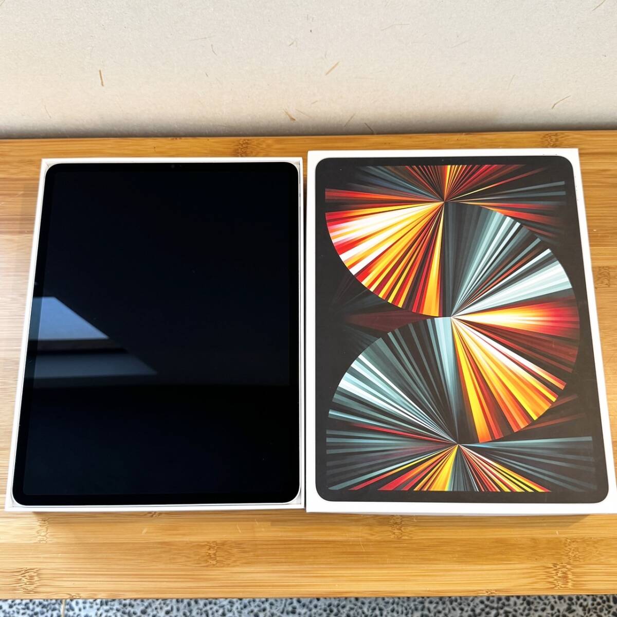 12.9インチ iPad Pro (第5世代) Wi- Fi + Cellular モデル 12.9インチ iPad Pro (第5世代) Wi- Fi + Cellular モデル