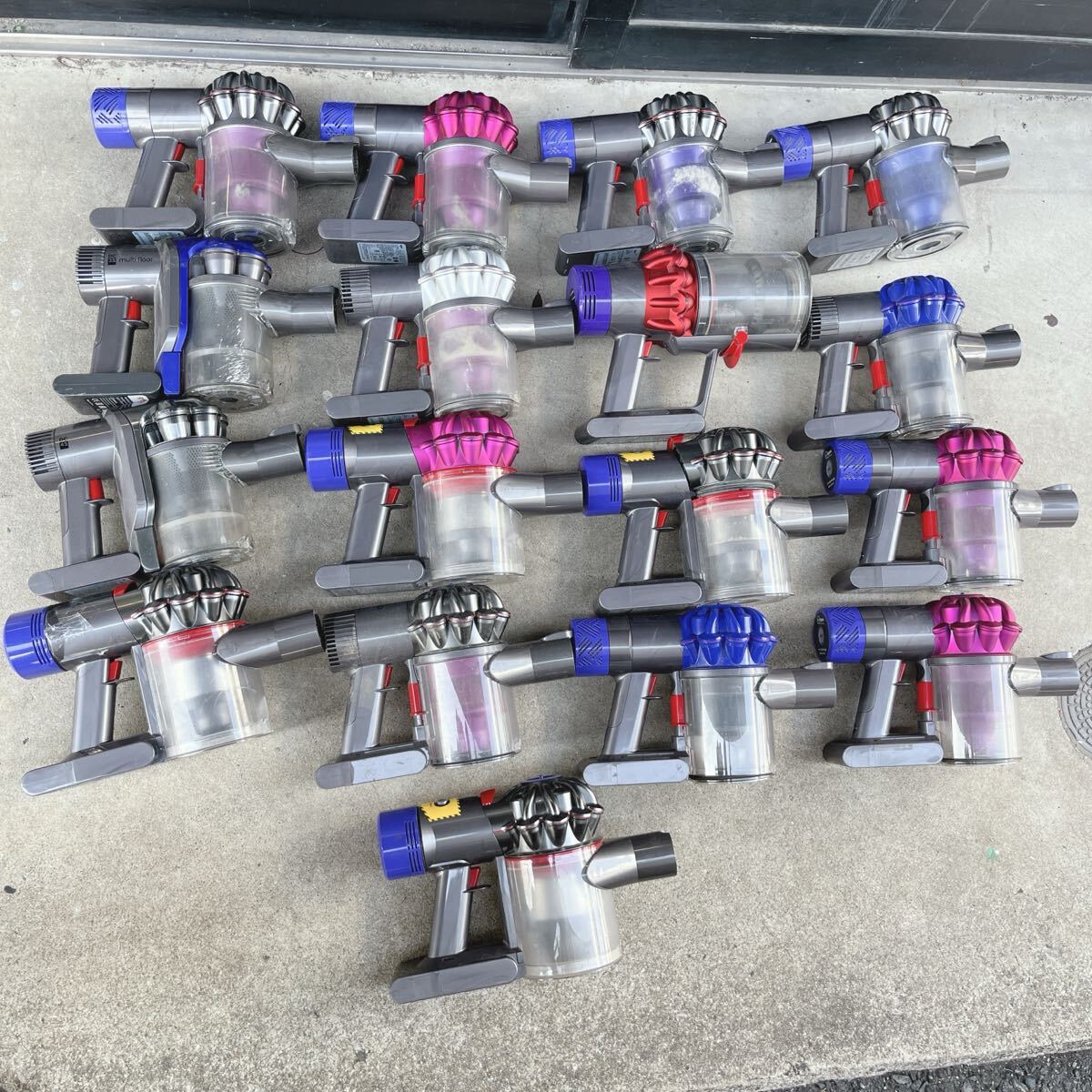 Yahoo!オークション - @172 ダイソン dyson 17台まとめて コードレスク...