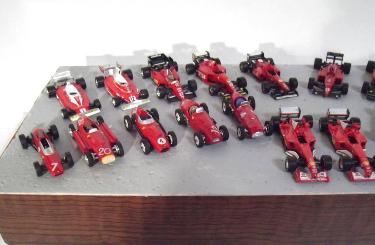 Yahoo!オークション - DyDo ダイドーFerrari フェラーリ F1 20台とガラ...