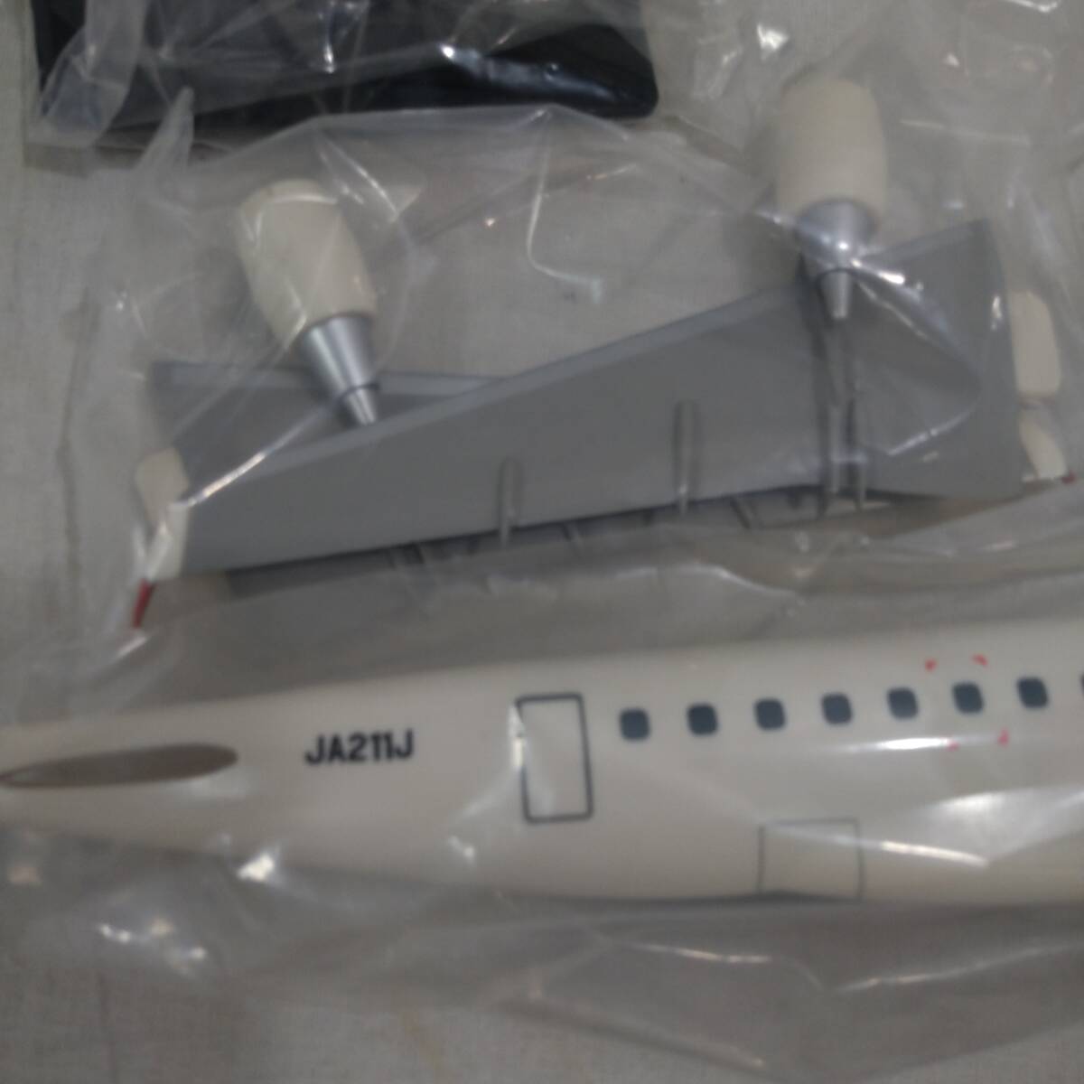 Yahoo!オークション - 【希少】JAL J-Air Embraer 170 模型 エンブラエ...