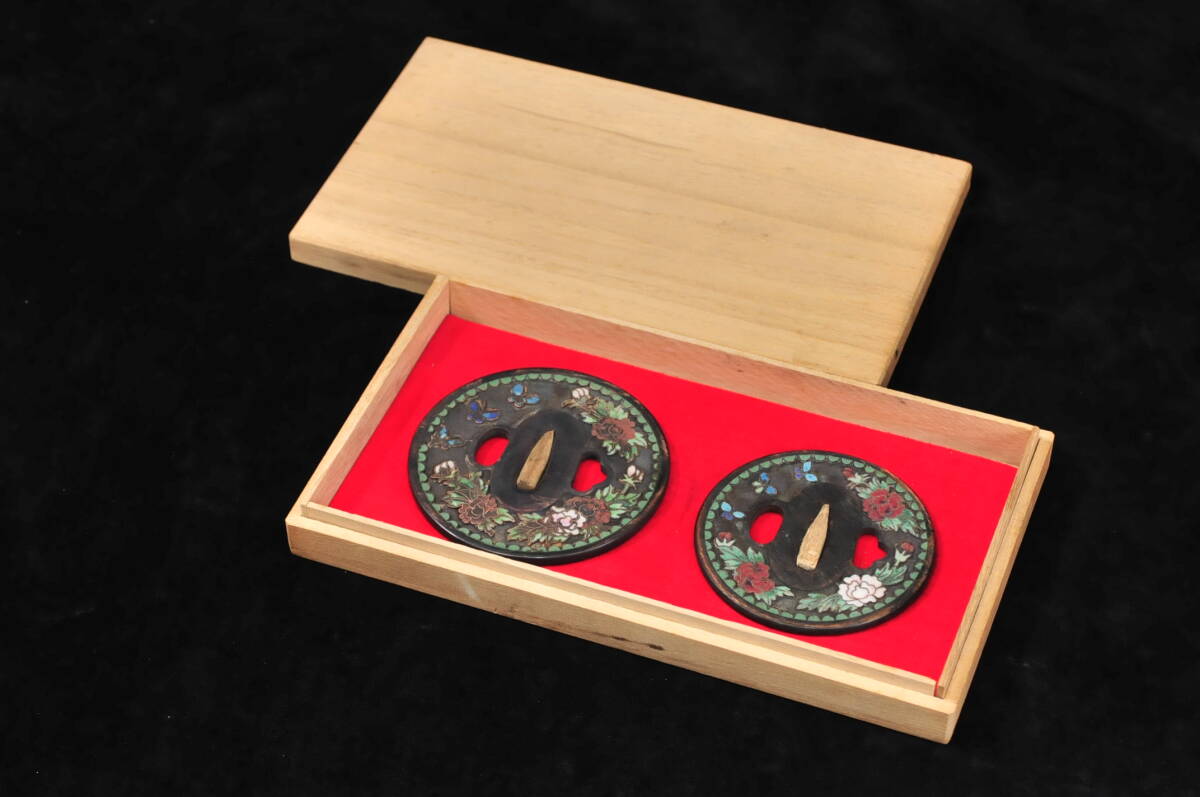 Yahoo!オークション - 【鍔】 七宝花蝶紋丸鍔 対 無銘 桐箱 大 78×78m...