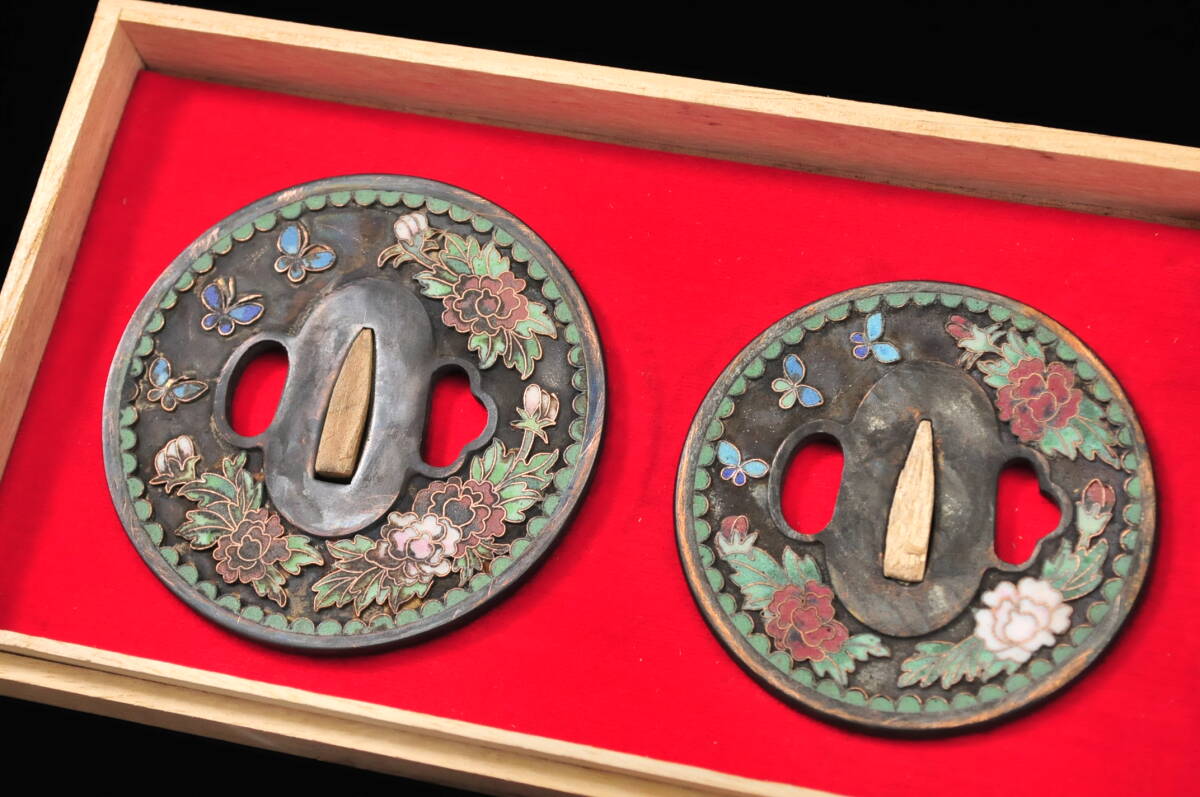 Yahoo!オークション - 【鍔】 七宝花蝶紋丸鍔 対 無銘 桐箱 大 78×78m...