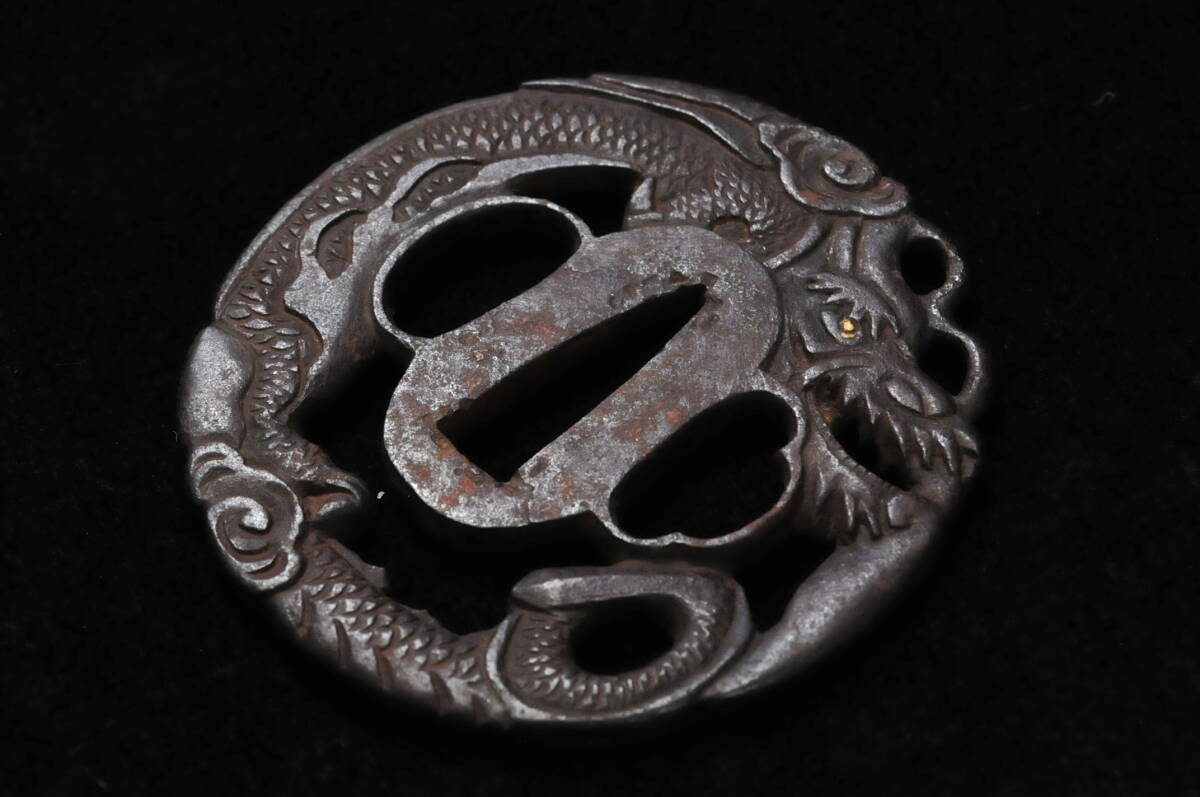 Yahoo!オークション - 【鍔】 鉄地雲龍透かし象嵌丸鍔 無銘 桐箱 70×6...