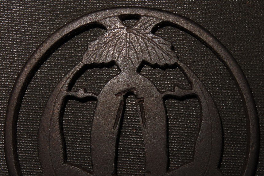 Yahoo!オークション - 大刀沢瀉透鍔 江戸 鉄 透かし 毛彫 箱付 8.3×8....