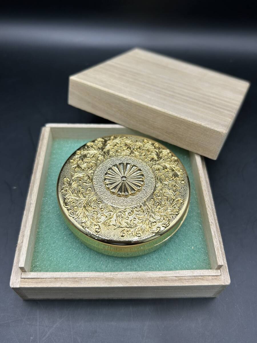 Yahoo!オークション - (f39)朱肉ケース 菊 御紋 24KGP 記念品 贈り物 ...
