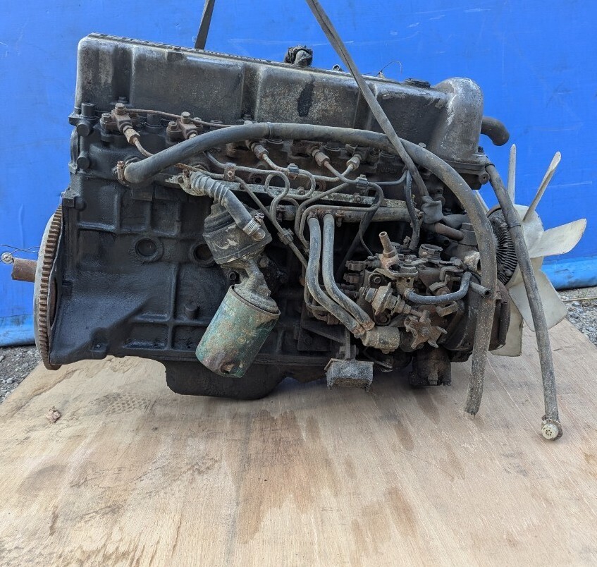 Yahoo!オークション - 【発送可能】L型 LD28 Nissan エンジン ヘッド V...