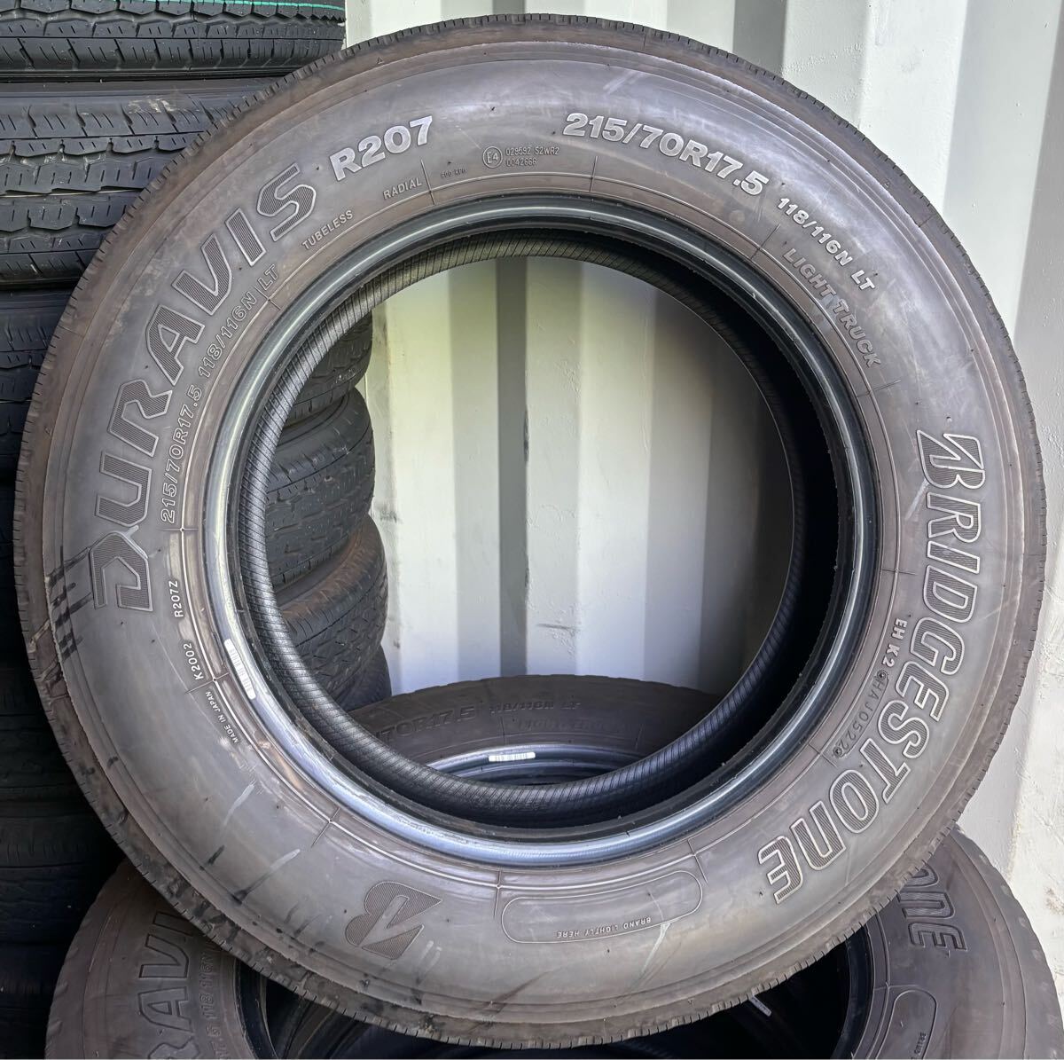 Yahoo!オークション - 215/70R17.5 ブリヂストン デュラビスR207 バリ...