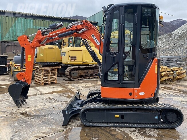 Yahoo!オークション - ミニ油圧ショベル(ミニユンボ) 日立建機 ZX30UR-...