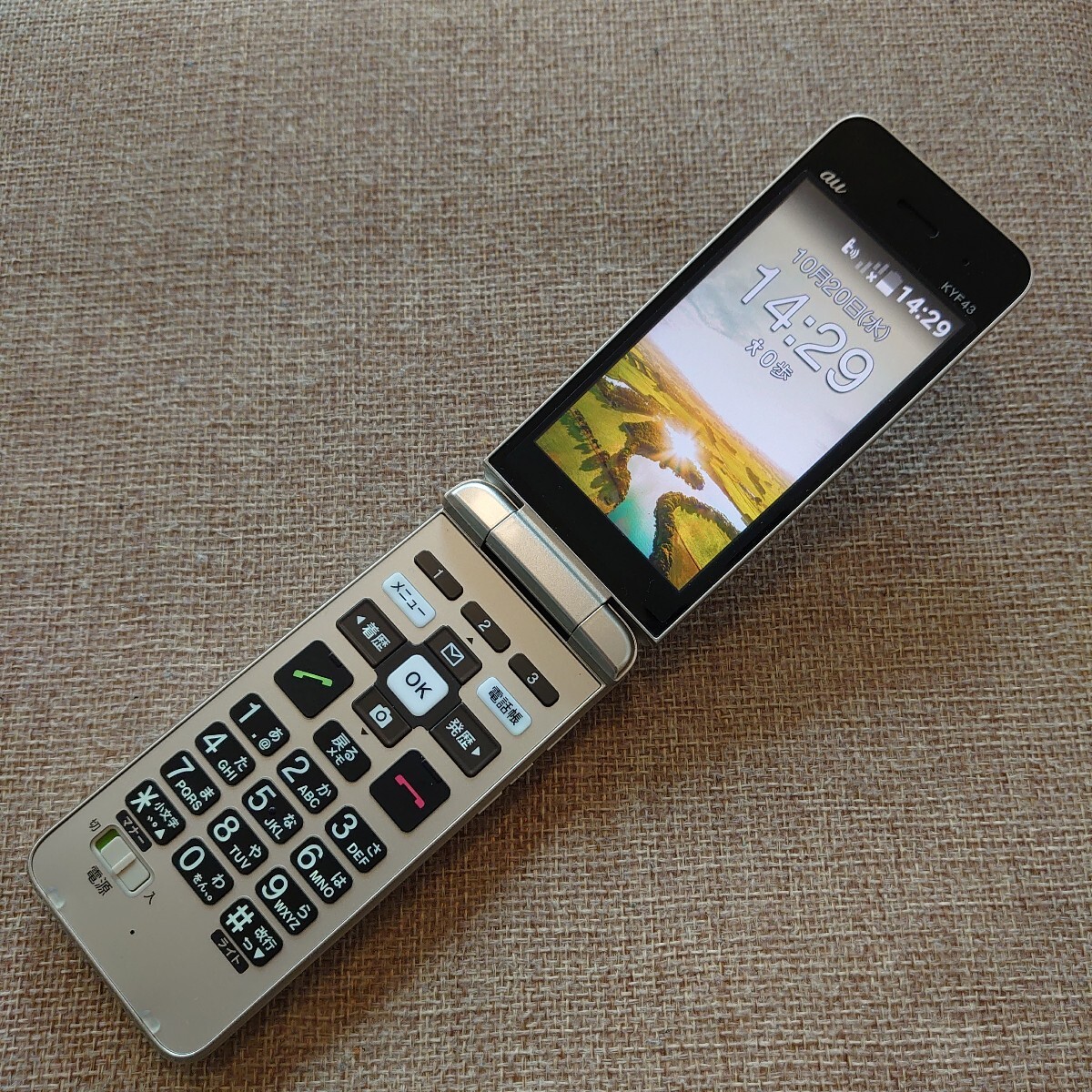 Yahoo!オークション - 美品 KYF43 au 液晶に購入時のフィルム貼ったま...