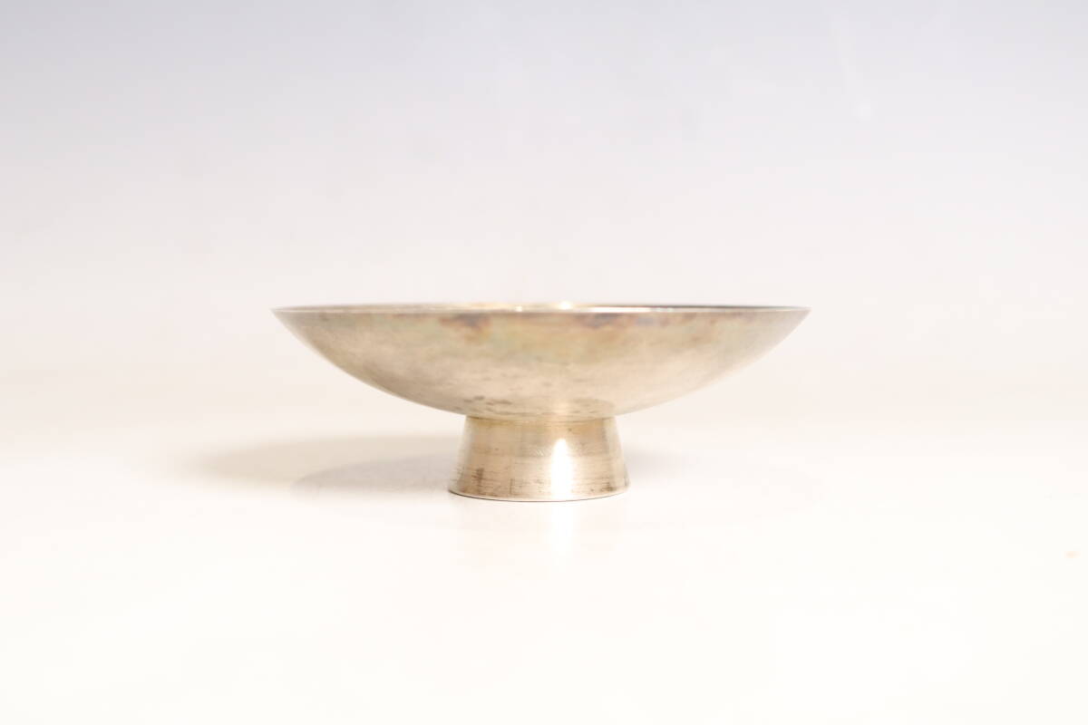 明治天皇 御下賜品 七五桐唐草十六弁八重表菊紋 銀盃 天盃 80g 明治天皇 御下賜品 七五桐唐草十六弁八重表菊紋 銀盃 天盃 80g